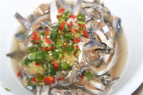 황석어와 자랭이병어병어새끼 라고 합니다 소금에 절여져서 물에 담궈서 우려 냄니다 잘 잘 하게 썰어 줍니다 2 가지를 섞었습니다 대파 와 마늘 홍