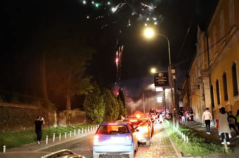 ФОТО Со огномет знамиња и музика прославена победата на Ердоган и во Скопје