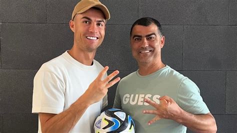 رونالدو يمنح كرة الهاتريك لشقيقه صورة