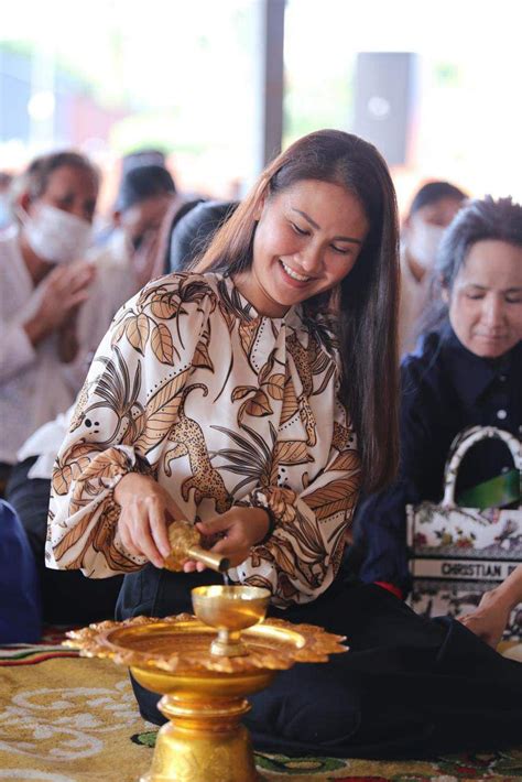 លោកស្រី ហ៊ុន ម៉ាណា អញ្ជើញនាំយកទេយ្យវត្ថុប្រគេនដល់វត្តចំនួន៥