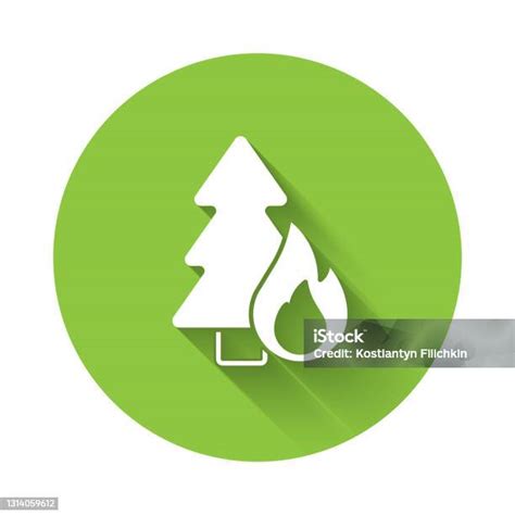 긴 그림자로 고립 된 불꽃 아이콘에 흰색 불타는 숲 나무 자연 재해 개념 녹색 원 버튼입니다 벡터 그림자에 대한 스톡 벡터 아트 및 기타 이미지 Istock