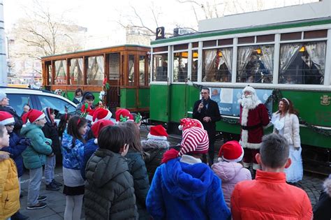 Дядо Коледа пътува из София с ретро трамвай Площад Славейков