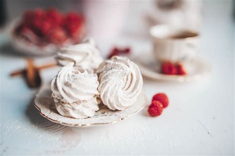 원시 라즈베리와 흰색 테이블에 티 한 잔 접시에 수제 마시멜로 제피르의 스틸 생활 0명에 대한 스톡 사진 및 기타 이미지 0명 건강한 식생활 계피 Istock