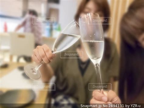 日本酒バーで乾杯の写真・画像素材 Snapmart（スナップマート）