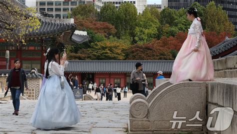 가을을 배경으로 뉴스1