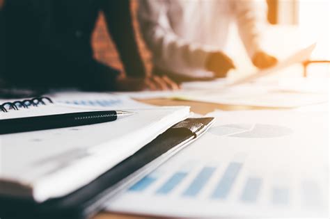 펜과 회의 재정 및 회의실 테이블 토론 배경 데에 서 있는 두 비즈니스 사람을 닫습니다 개념에 대한 스톡 사진 및 기타 이미지 개념 개념과 주제 개발 Istock