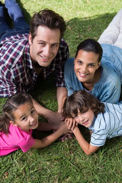 Familia feliz sonriendo a la cámara Foto Premium Familia feliz sonriendo a la cámara Foto Premium