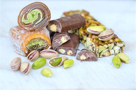 흰색 나무 바탕에 피스타치오와 동부 터키 과자 피스타치오와 향기로운 라바 초콜릿 과자입니다 0명에 대한 스톡 사진 및 기타 이미지 Istock