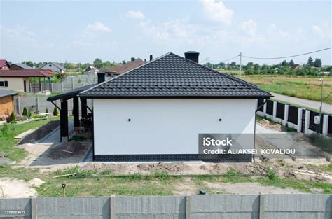 흰색 거품 콘크리트 블록으로 만든 건설 중인 집의 건물 부지 집의 새로운 프레임을 구축 0명에 대한 스톡 사진 및 기타 이미지