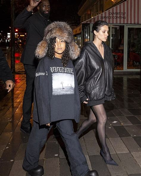 Жена Канье Уэста Бьянка Цензори немного встряхнула парижан прогулявшись по магазинам без юбки