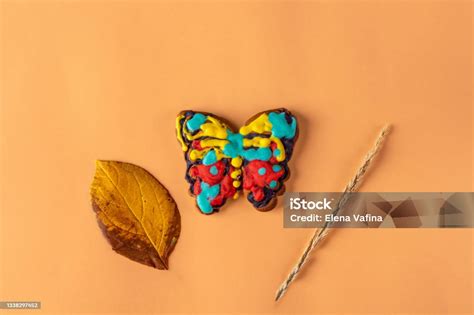 가을 레이아웃 진저 브레드와 낙엽 구성 나비의 형태로 진저 브레드는 아이에 의해 그려집니다 아이들의 창의력과 Diy 0명에 대한