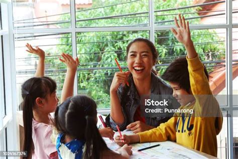 교사는 가르치고 휴일 주말에 세 자녀를 흰 종이에 그리기 가족에 대한 스톡 사진 및 기타 이미지 가족 개념 건강한 생활방식 Istock