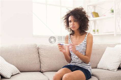 最近接受阴怀孕测试的非洲美洲年轻女高清图片下载 正版图片505078442 摄图网