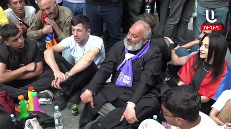 Բագրատ սրբազանը ցուցարարներին Կոմիտասի երգերից է սովորեցնում Youtube