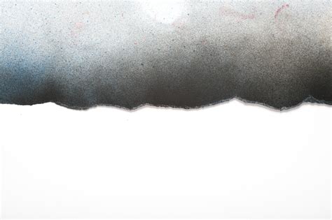 찢어진 종이는 흰색 배경에 검은 스프레이 페인트로 칠해져 있습니다 텍스트를 위한 공간입니다 0명에 대한 스톡 사진 및 기타