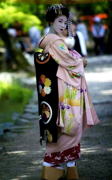 Geisha Lessons Teach The Art Of Glamour And Graceful Behaviour Artofit