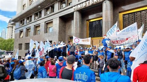 Empleados Del Inta Se Manifestaron En Economía Diario La Calle