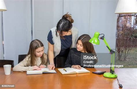 올바른 방법으로 가정에서 쓰기에 그녀의 딸을 교육 하는 어머니 3 명에 대한 스톡 사진 및 기타 이미지 3 명 가정 생활 거실 Istock