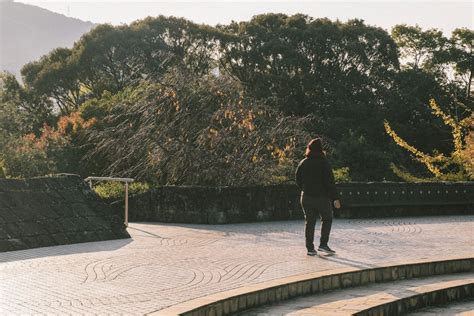 검은 재킷과 검은 바지를 입은 남자가 낮에 회색 콘크리트 바닥에 서 있다 사진 Unsplash의 무료 일본 이미지