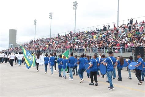 Público Marca Presença Em Desfile Cívico Da Independência Do Brasil No