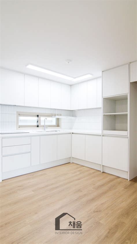 심플하고 깔끔한 화이트and우드 화명동 현대아파트 인테리어 라이프스타일 슈퍼앱 오늘의집