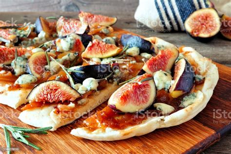 무화과 캐러멜화된 양파 블루 치즈 로즈마리를 곁들인 가을 플랫 빵 나무 판에 가까이 양파에 대한 스톡 사진 및 기타 이미지 양파 캐러멜 입히기 피자 Istock