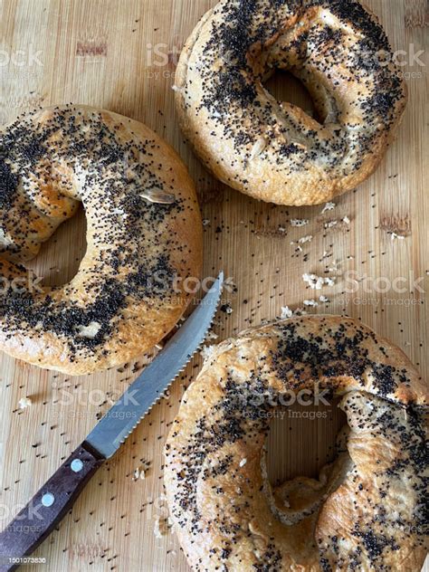 나무 도마에 양귀비 씨앗으로 덮인 세 개의 신선한 베이글 톱니 모양의 칼 높은 전망의 클로즈업 이미지 0명에 대한 스톡 사진 및 기타 이미지 Istock