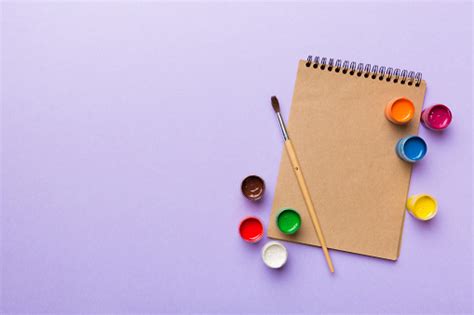 앨범 페이지와 페인트 연필 색깔의 배경에 브러시 빈 공간이 있는 상단 뷰입니다 창의성을 위한 직장 가정 교육 컨셉 드로잉 개인 장식품에 대한 스톡 사진 및 기타 이미지