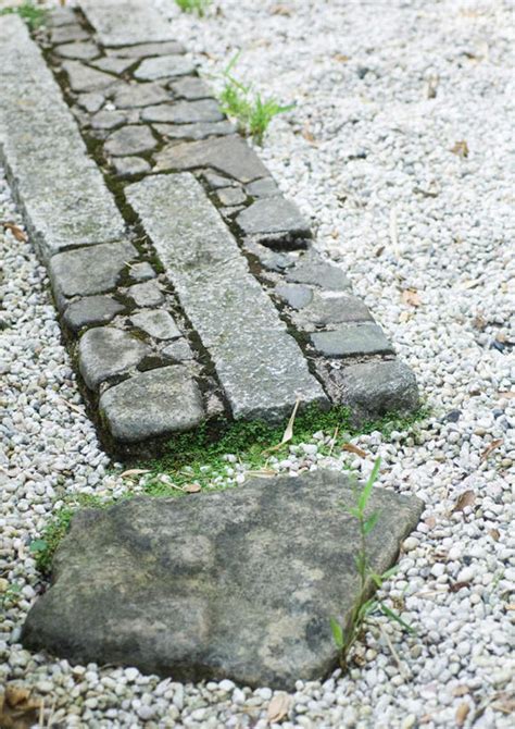 无人竖图俯视室外特写白天旅游度假草地草坪石头美景树林道路路许多石子景观小路交通娱乐石板路草排列
