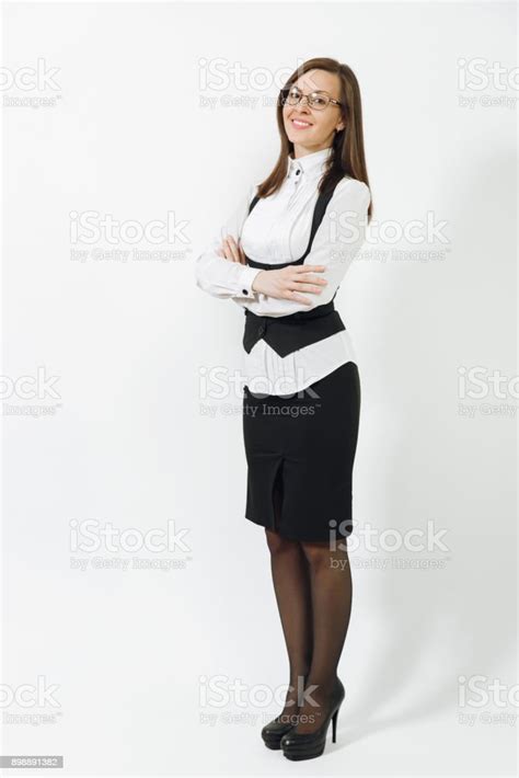 전체 길이 여자의 초상화 아름 다운 백인 젊은 미소 브라운 헤어 비즈니스 검은 양복 흰 셔츠와 안경에 흰색 배경에 고립 손에 넘어 광고에 대 한 공간을 복사 합니다