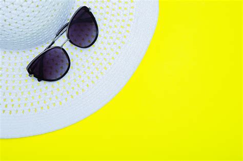 넓은 챙이 있는 흰색 선햇에는 노란색 배경에 선글라스가 있으며 텍스트가 있는 장소 개인 장식품에 대한 스톡 사진 및 기타 이미지
