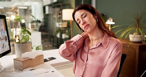 스트레스 목 통증 번아웃으로 재무 보고서 마감 시간에 밤에 사무실에서 일하는 사업가 나쁜 자세 초과 근무 및 국제 투자 고객에 대한 피로감이있는 여성 재무 설계사 40 44