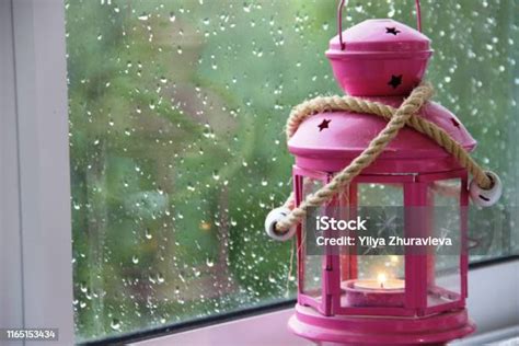 비오는 여름날 창문에 불타는 촛불이 달린 분홍색 등불 선택적 초점 클로즈업 오른쪽 왼쪽에 있는 텍스트 공간 12월에 대한 스톡 사진 및 기타 이미지 Istock