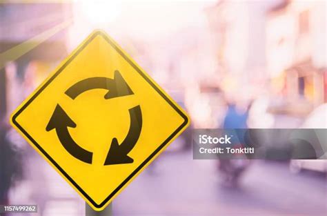 화려한 보케 빛 추상적 인 배경흐림 교통 도로에 원형 교차로 경고 표지판 교통 및 여행 개념의 공간을 복사합니다 복고풍 톤 필터 색상 스타일입니다 도로 표지판에 대한 스톡