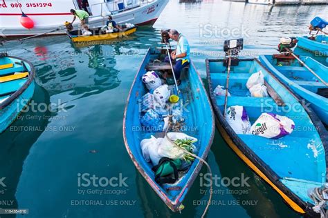 찰 롱 항구에서 아침 시간에 정박 하는 작은 보트 크 라비와 피 피 섬 푸 켓 태국 여행 선박을 위한 주요 항구 0명에 대한 스톡 사진 및 기타 이미지 Istock