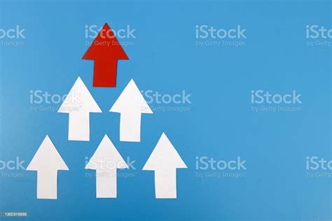 빨간색 화살표가 방향을 변경합니다 새로운 아이디어 비즈니스 스타트업 리더십의 개념 골 스포츠 장비에 대한 스톡 사진 및 기타 이미지 골 스포츠 장비 군중 납 Istock
