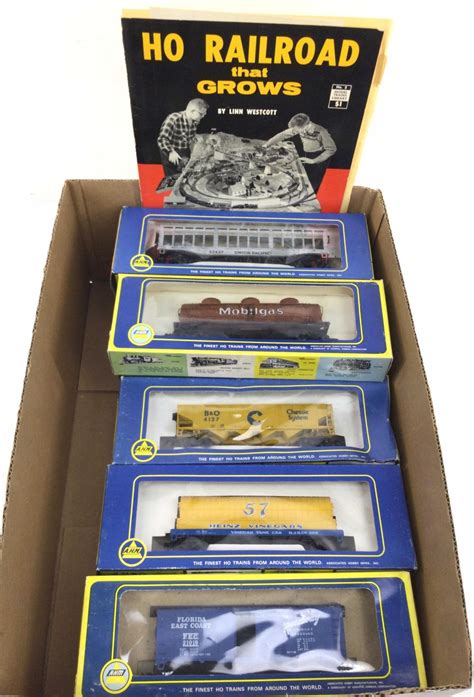 Lot 12 Vintage Ahm Ho Scale Train Cars