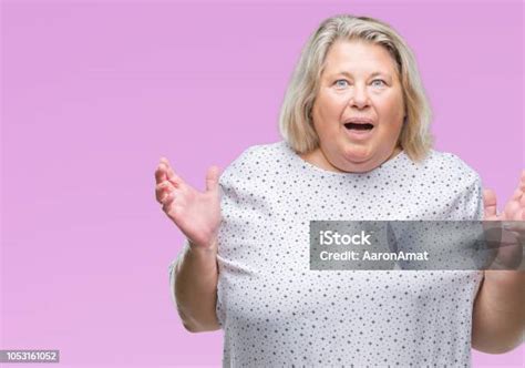 두려워 하 고 놀라운 식 공포와 흥분된 얼굴 충격 절연된 배경 위에 백인 여자 수석 더하기 크기 감정에 대한 스톡 사진 및 기타