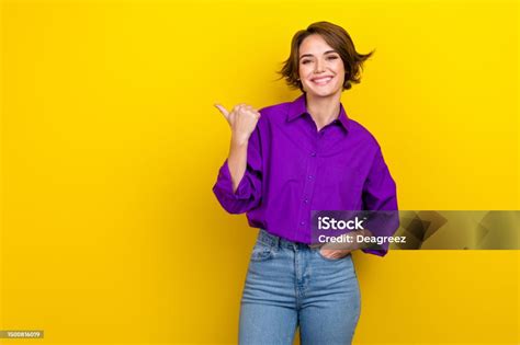 매력적인 레이디 은행가의 초상화 직접 손가락 빈 공간 착용 바이올렛 블라우스 청바지 바지 격리 노란색 생생한 색상 배경 한 명의 여자만에 대한 스톡 사진 및 기타 이미지