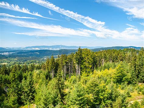 捷克共和国吉泽拉山的绿色森林景观以Liberec山和jajed山为背景