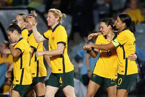 2 0！亚洲第3大爆发，4连胜轰13球，世界杯出线稳了，中国队羡慕女足澳大利亚中国女足新浪新闻