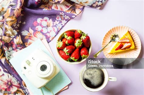 보라색 배경에 치즈 케이크 커피와 딸기는 세련 된 화이트 카메라 및 꽃 인쇄 스카프와 함께 아침 식사를 봄 평면도 평면 위치 0명에 대한 스톡 사진 및 기타 이미지 Istock