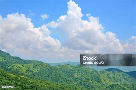 하얀 뚱뚱한 구름과 푸른 하늘에 아름 다운 나무와 산 자연의 풍경 보기 0명에 대한 스톡 사진 및 기타 이미지 0명 나무 낮 Istock