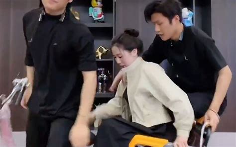 小杨哥不小心把大杨哥和大杨嫂摔在了地上丨就是玩 哔哩哔哩