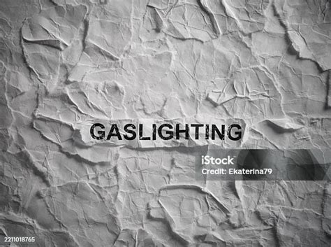 찢어진 흰 종이 조각 배경에 가스라이팅이라는 단어가 있는 구겨진 종이 조각 0명에 대한 스톡 사진 및 기타 이미지 0명 가스라이팅 건강관리와 의술 Istock