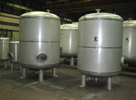 온수저장탱크는 온수보일러 등에서 1차 가열된 온수를 이용하여 직접 순환함으로서 온수를 공급 저장하는 기능을 동시에 이룰 수 있도록 한 것이다온수의 최대 사용량 대응 및