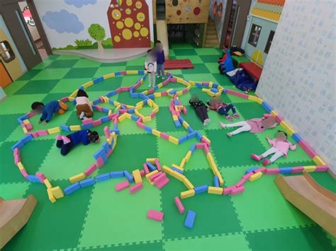 유아체육 아이쿠선생님과 함께하는 신나는 유아체육 블럭벽돌모양놀이 탑쌓기 도미노 외발수레 협동벽쌓기 네이버 블로그