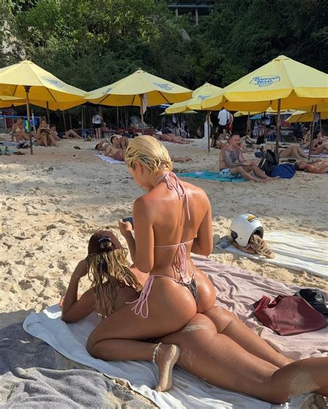 2 Big Ass Blondes Paradise