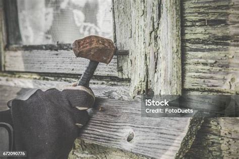 작은 오래 된 철 망치로 나무 못을 치고 나무 보드에 보호 장갑에 목수의 손 오래 된 농촌 주택 수리 시골 빈티지 스타일입니다 개선에 대한 스톡 사진 및 기타 이미지