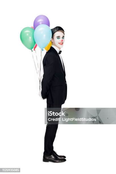 양복과 흰색 절연 뒤 헬륨 풍선 들고 검은 베 레모에 쾌활 한 광대 개인 장식품에 대한 스톡 사진 및 기타 이미지 개인 장식품 나비 넥타이 남자 Istock